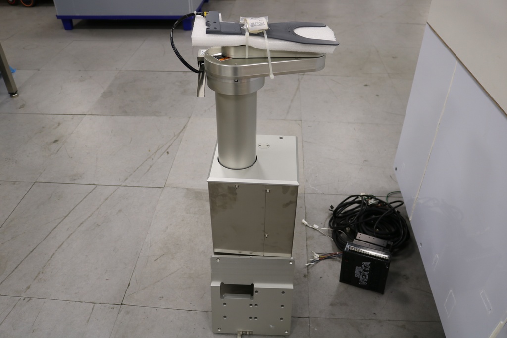 Hitachi M712 300mm wafer transfer robot with end effector and ...